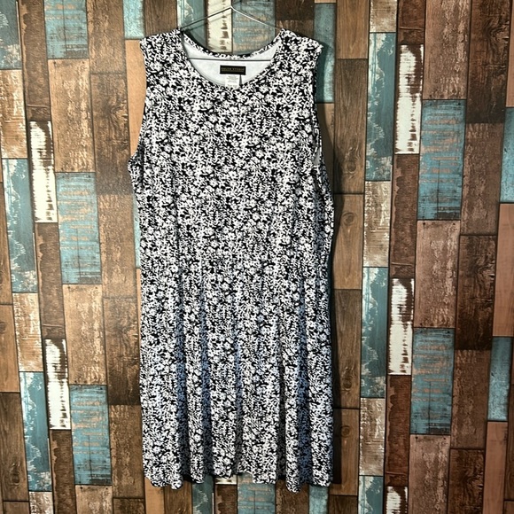 Salon Studios | Dresses | Salon Studios Black And White Floral Midi ...